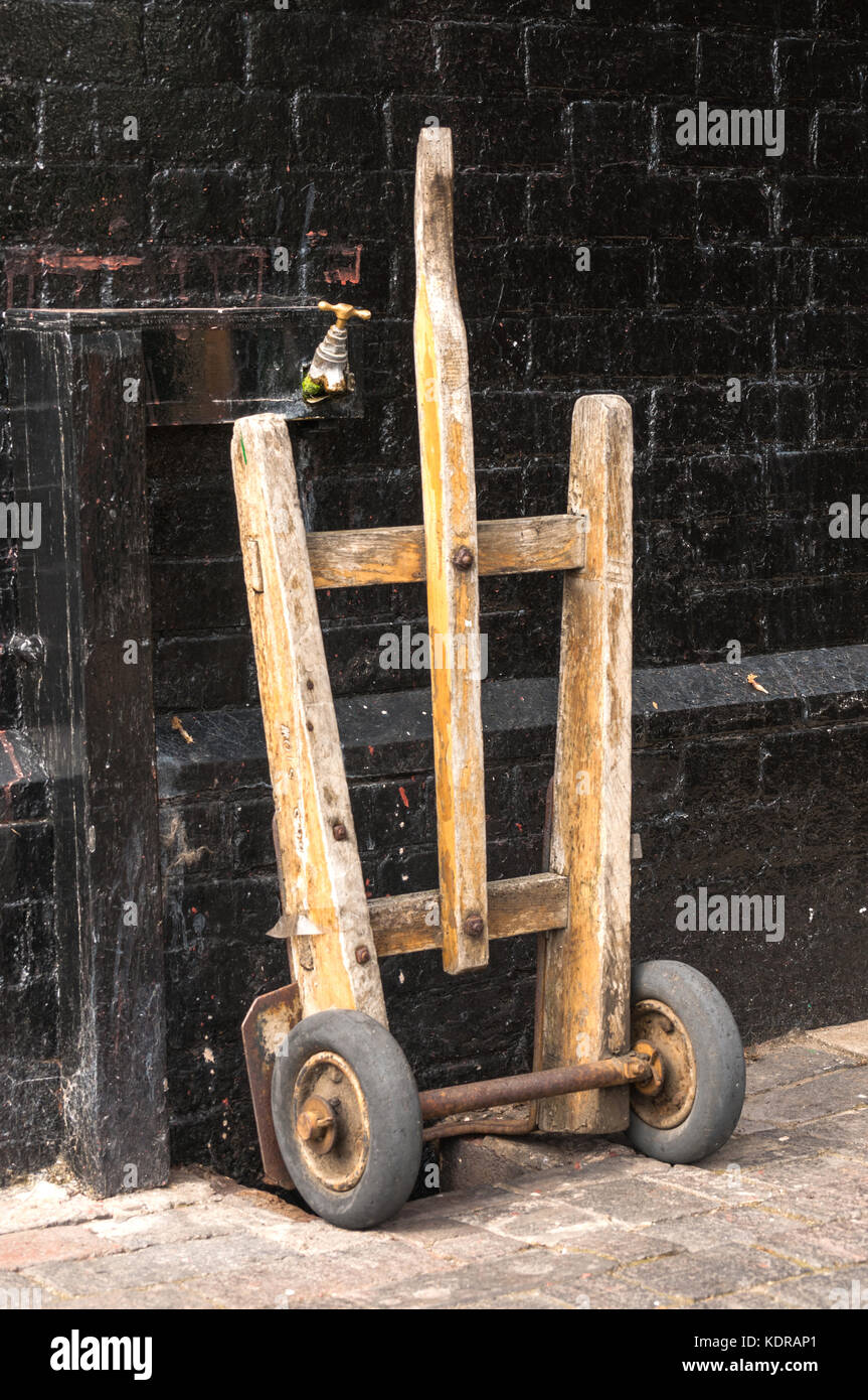 Old platform hand cart or trolley -Fotos und -Bildmaterial in hoher ...