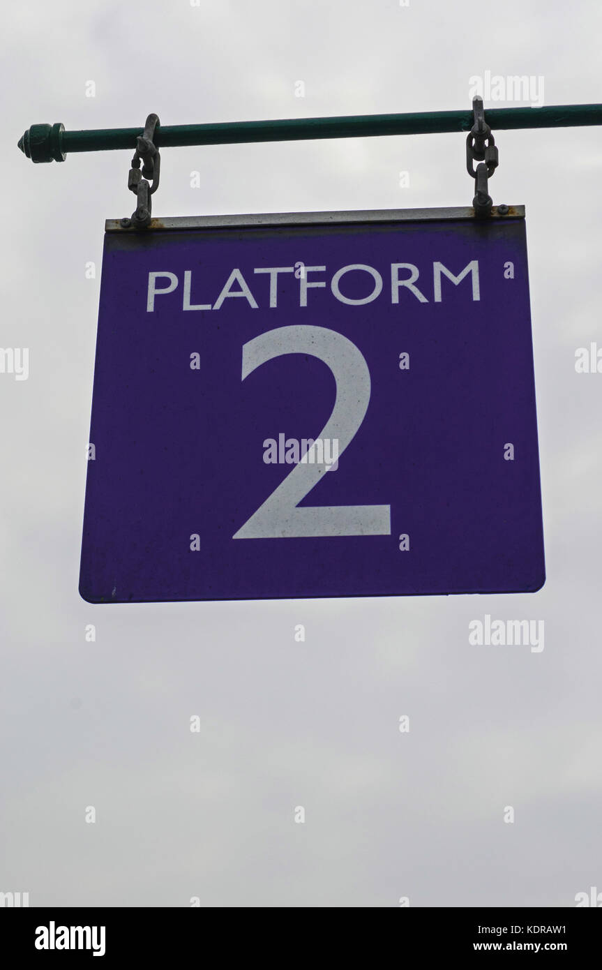 Bahnsteig 2 Schild am Bahnhof Stockfotografie - Alamy