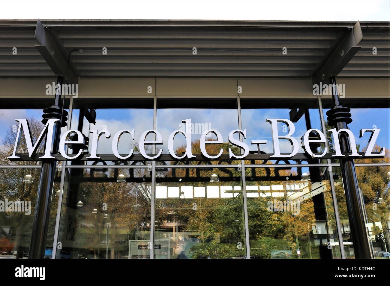 Ein Bild von einem Mercedes Benz Logo - Bad Pyrmont/Deutschland - 10/14 ...