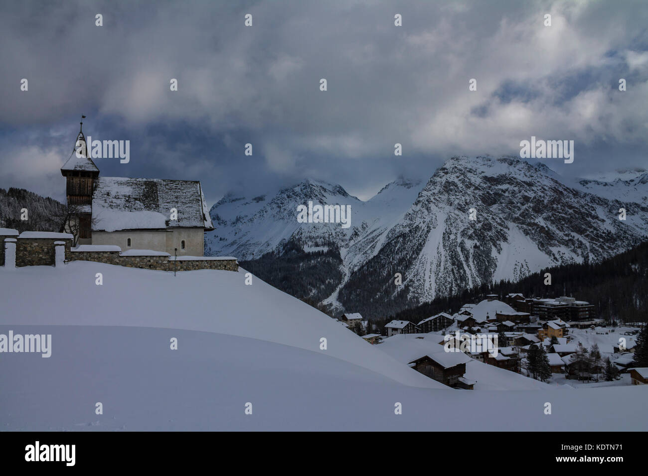 Winter schnee schweizer chalets -Fotos und -Bildmaterial in hoher Auflösung – Alamy