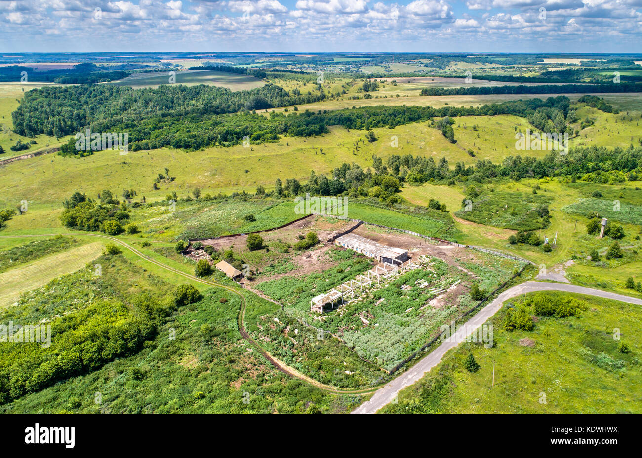 Überreste einer sowjetischen Kolchose in Kursk Region Russlands ...