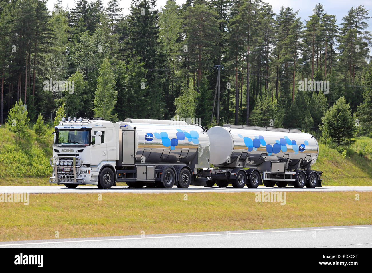 Milk tanker lorry -Fotos und -Bildmaterial in hoher Auflösung – Alamy