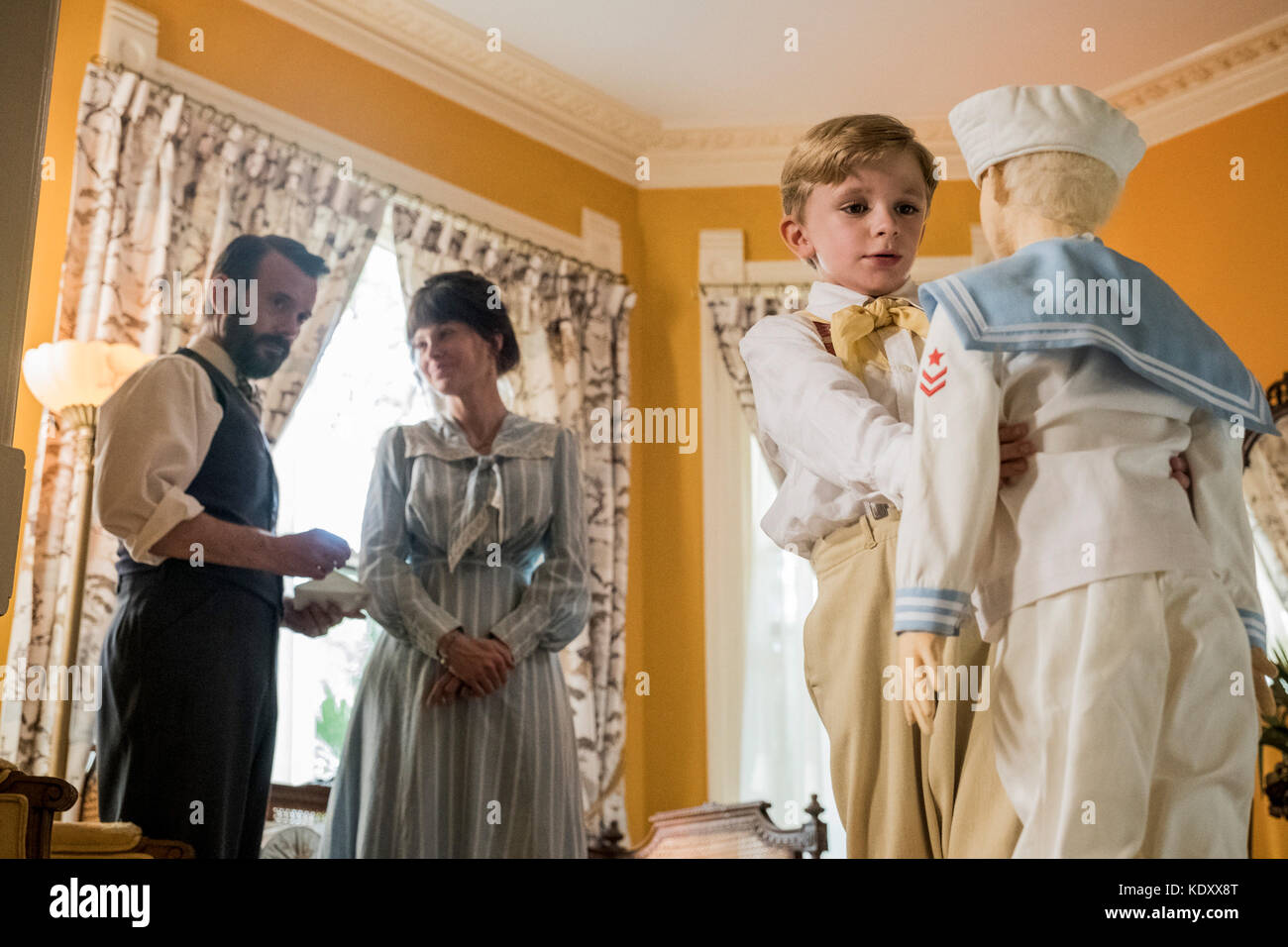 Lore, (von links): Joe Knezewitsch, Kristin Bauer van Straten, J.T ...