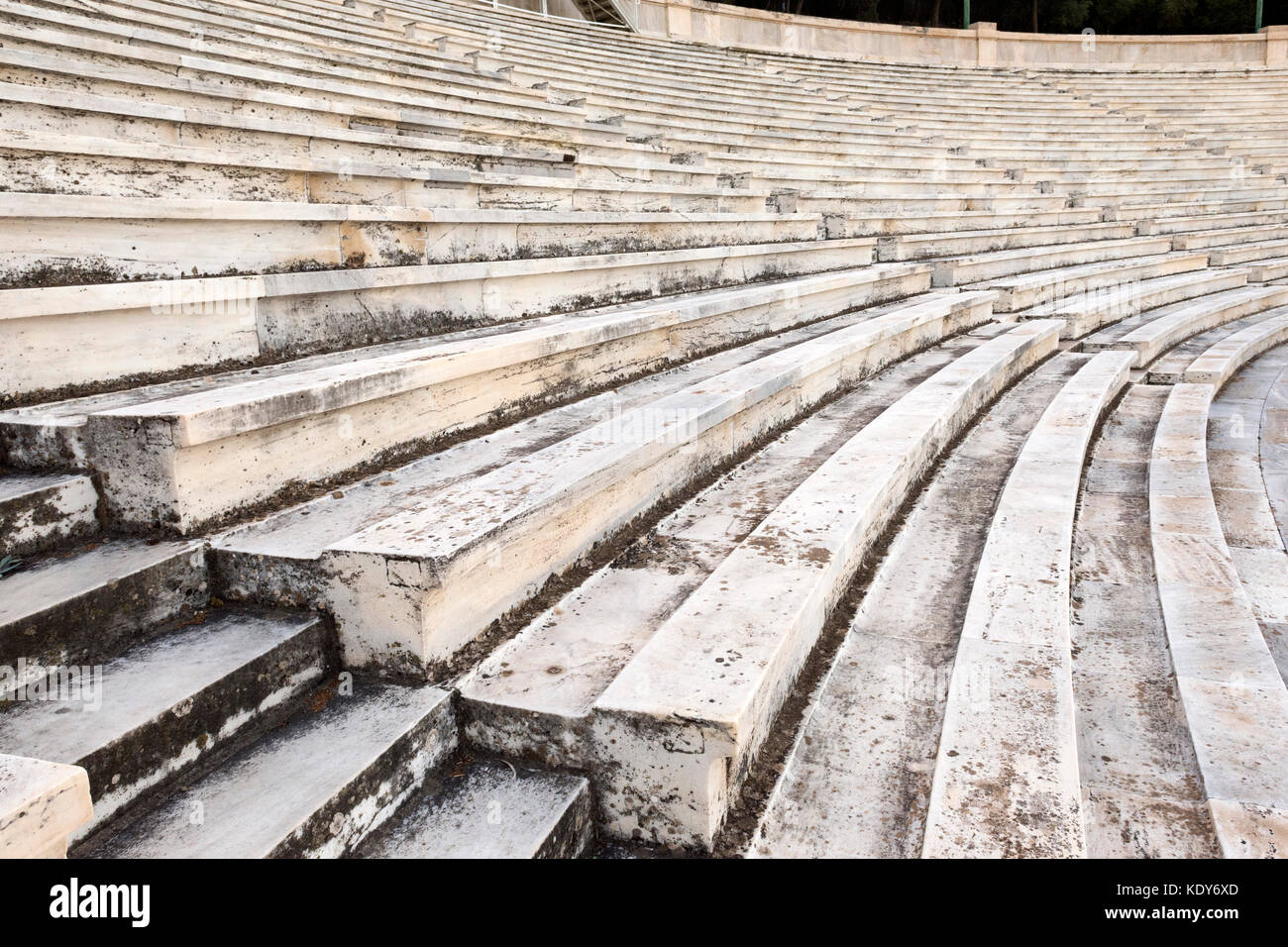 Altes theater mit marmorsitzen und treppen -Fotos und -Bildmaterial in ...