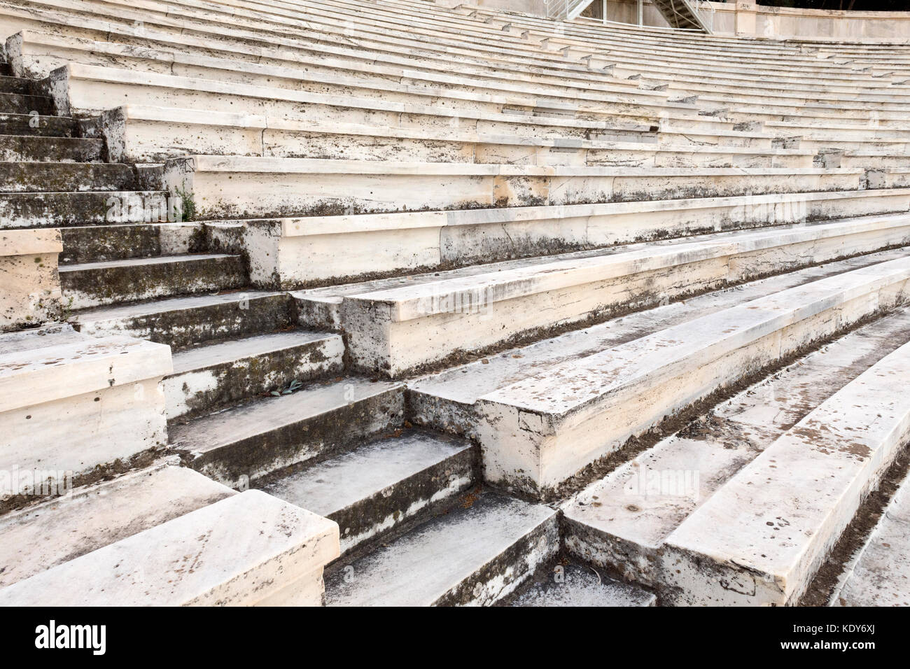 Altes theater mit marmorsitzen und treppen -Fotos und -Bildmaterial in ...