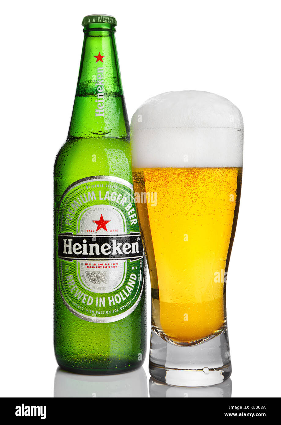 London, UK, 23. Oktober 2016: Flasche Heineken Lagerbier mit Glas auf ...
