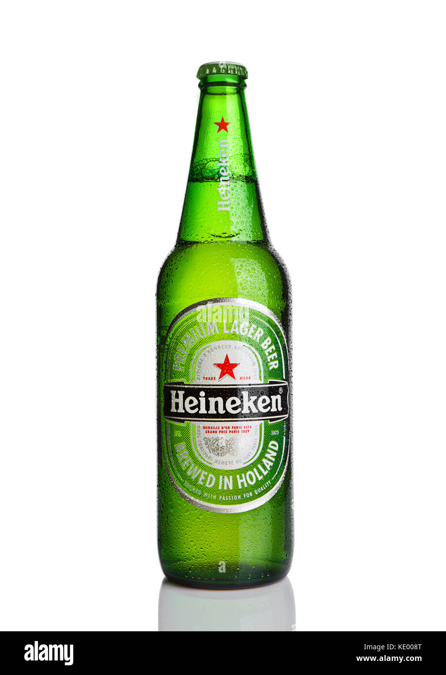 London, UK, 23. Oktober 2016: Flasche Heineken Lagerbier auf weißem ...