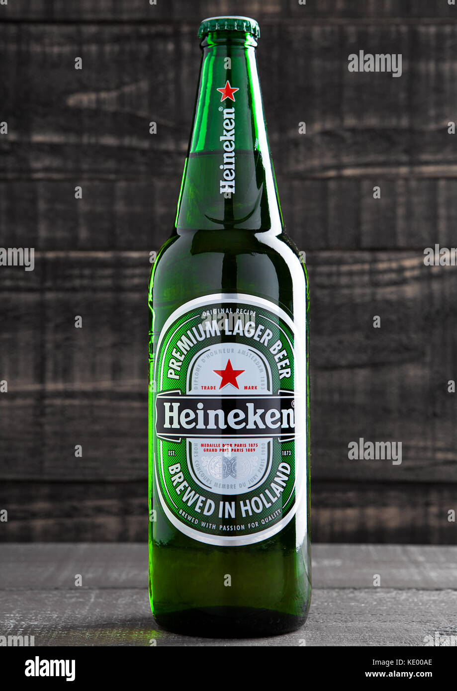 LONDON, UK - 17. OKTOBER 2016: Flasche Heineken Bier Bier auf grunge ...