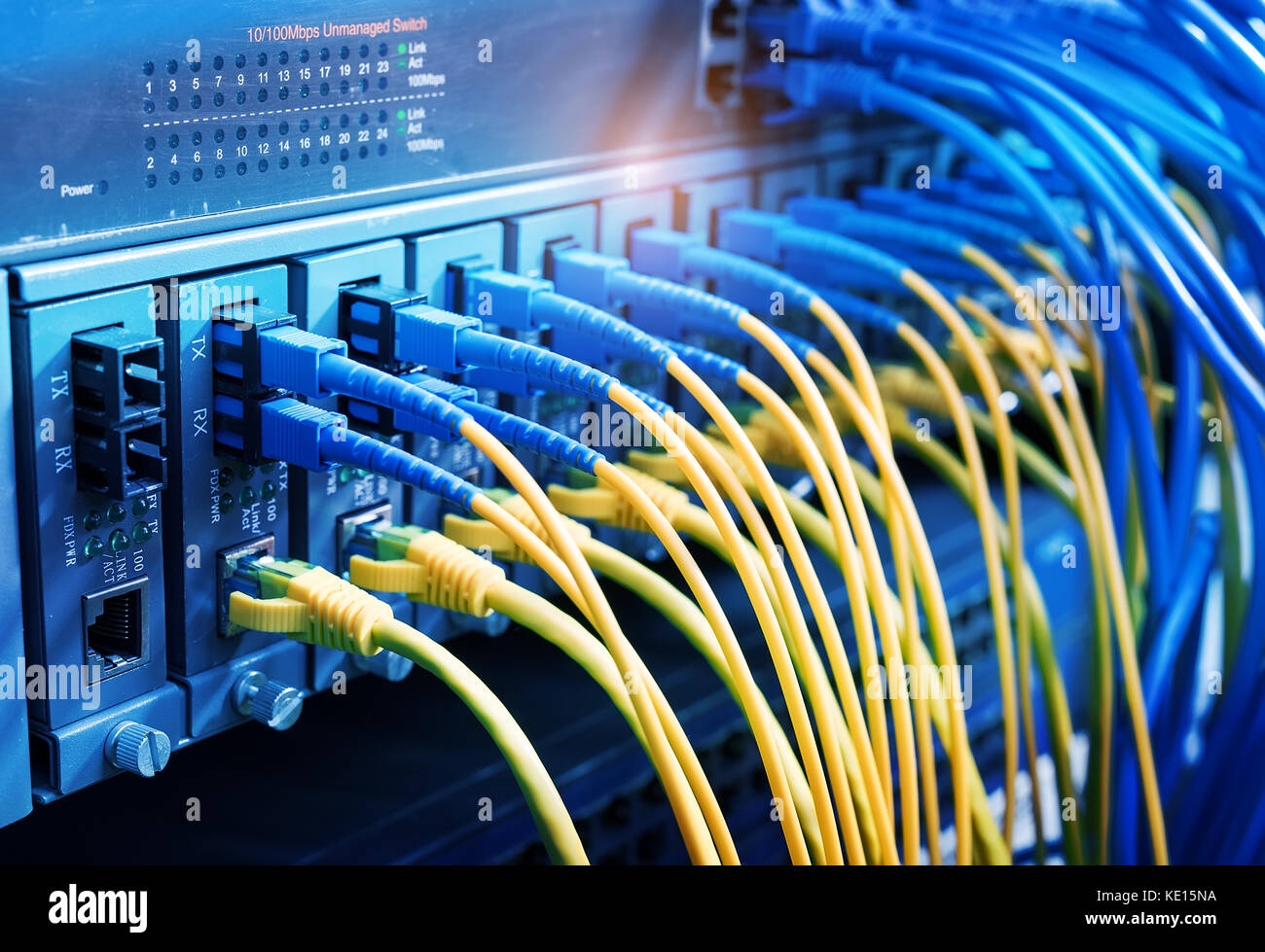 Lwl-Kabel an ein LWL-Ports und Netzwerkkabel verbundenen Ports an ...