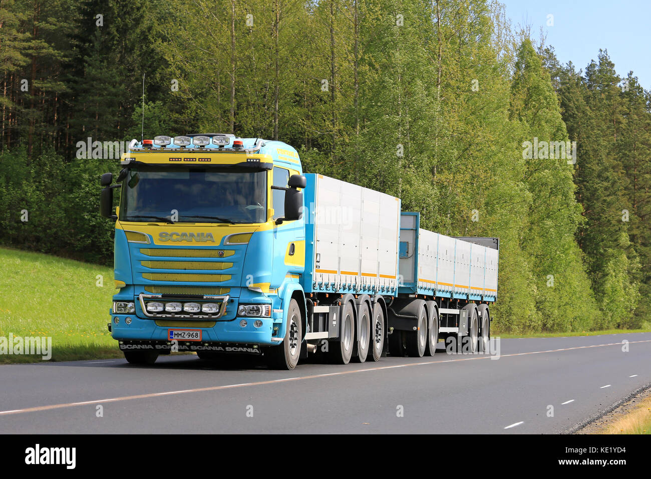Salo, Finnland - 20. Mai 2016: Neue kundenspezifische Scania Euro 6-Lkw ...