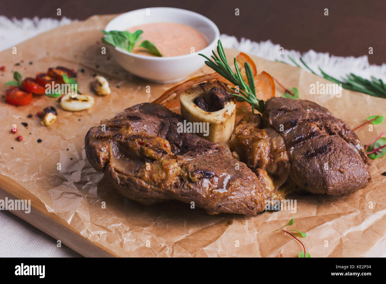 Die großen gebratenes Stück Fleisch auf den Knochen mit Soße und ...