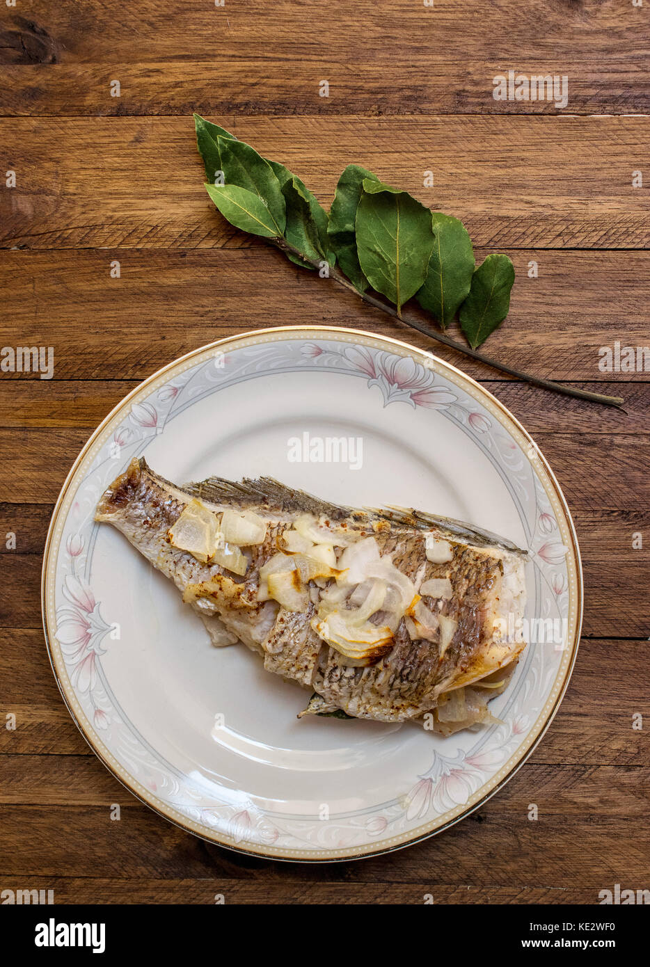 Ganzer gegrillter fisch -Fotos und -Bildmaterial in hoher Auflösung – Alamy