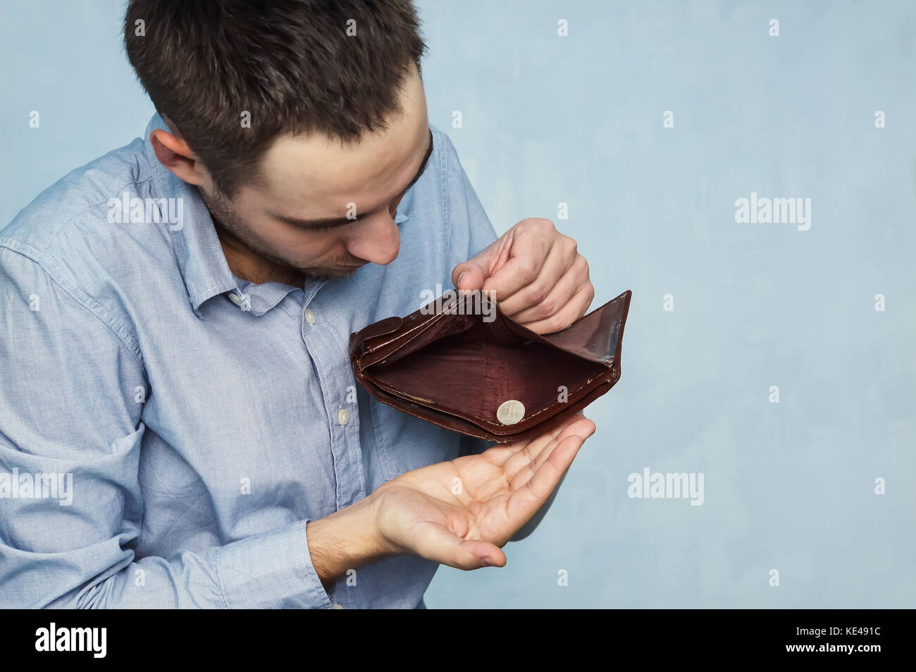 Moneyless penniless poverty impoverished -Fotos und -Bildmaterial in ...