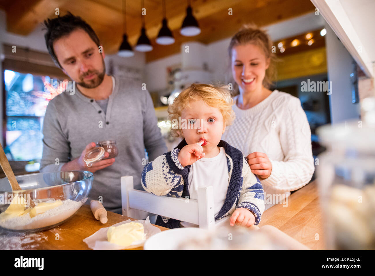 Familie kochen -Fotos und -Bildmaterial in hoher Auflösung – Alamy
