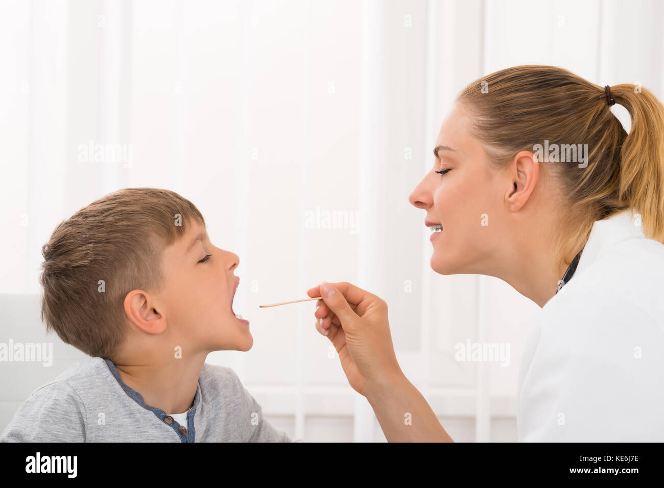 Child tongue doctor -Fotos und -Bildmaterial in hoher Auflösung – Alamy