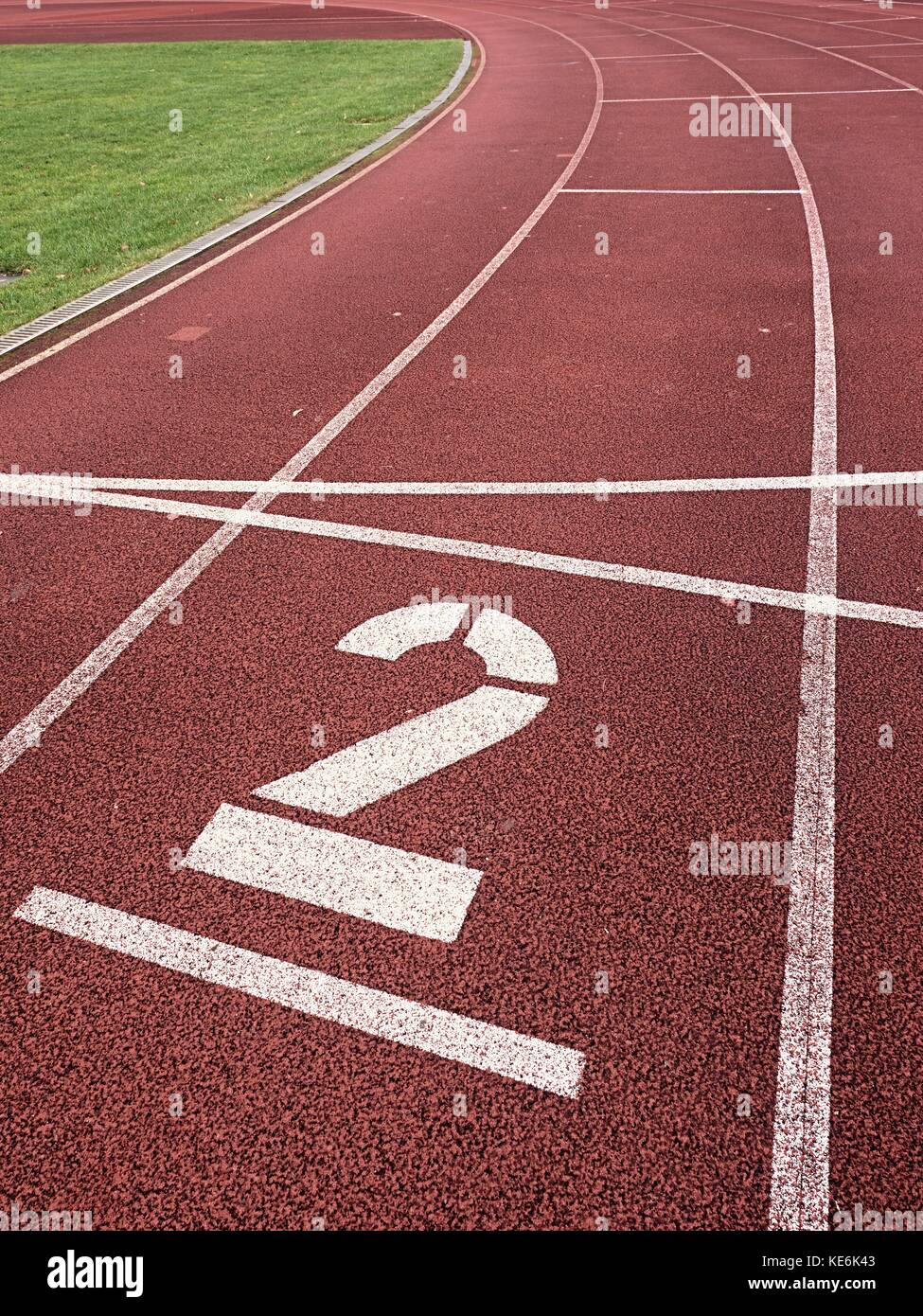 Nummer zwei. Big White Spurnummer auf Gummi rot Rennstrecke. Sanfte ...