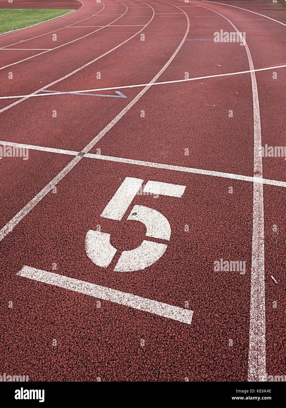 Nummer fünf. Big White Spurnummer auf Gummi rot Rennstrecke. Sanfte ...