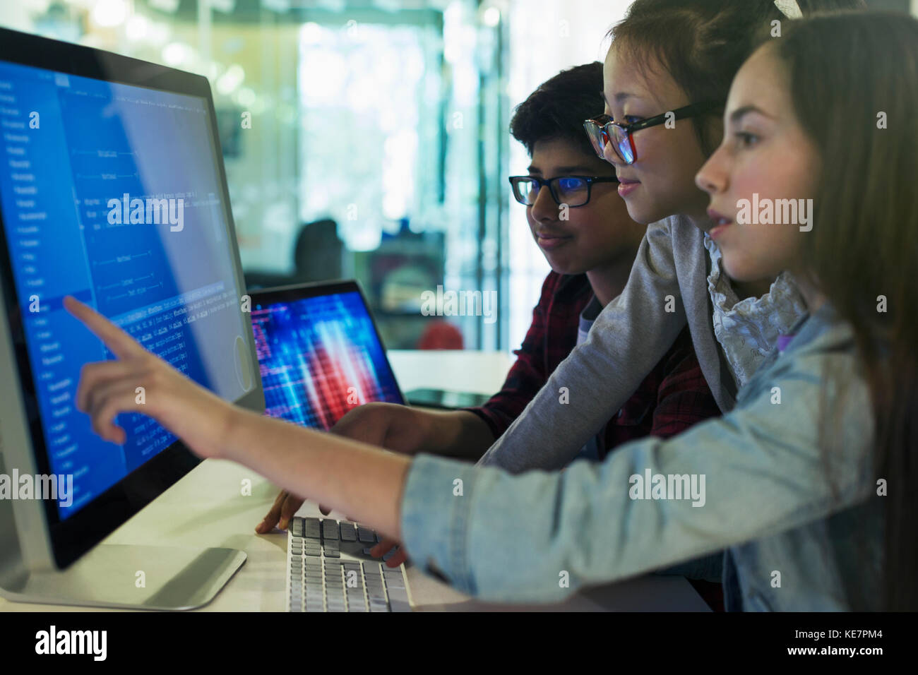 Indian students computer lab -Fotos und -Bildmaterial in hoher ...