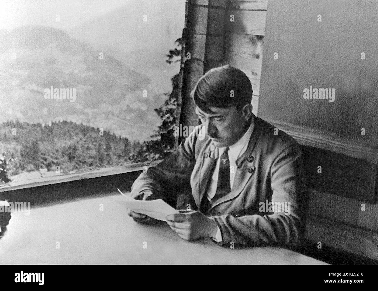 Adolf hitler sitzt -Fotos und -Bildmaterial in hoher Auflösung – Alamy