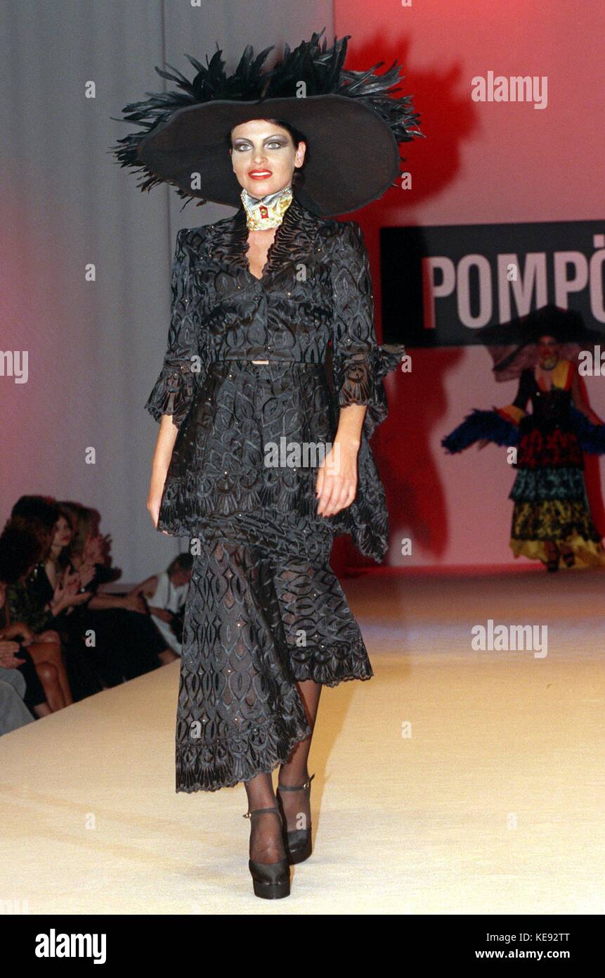 „Miss Germany“ Alexandra Philipps trägt ein glamouröses schwarzes Kleid ...