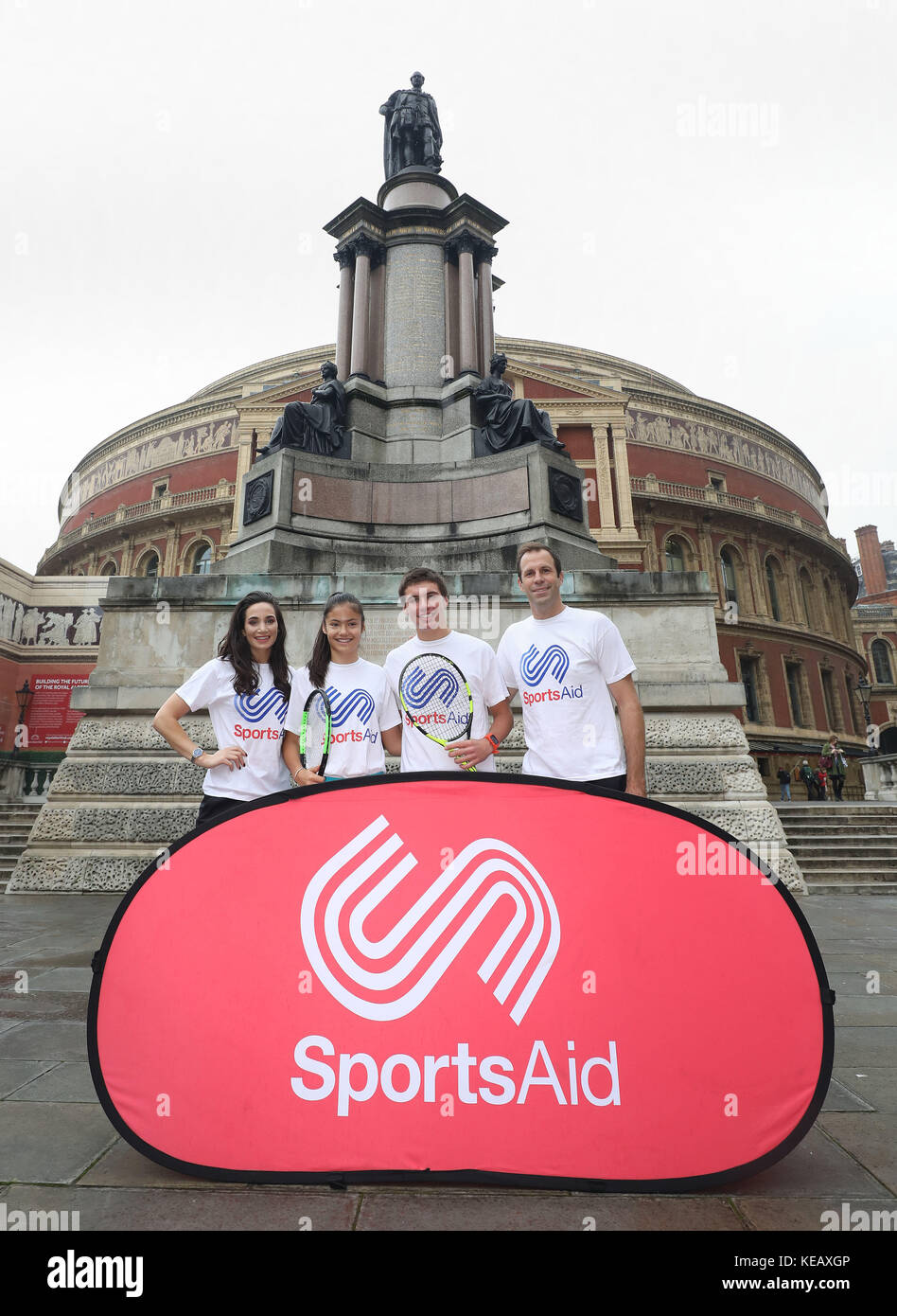 Die Sopranistin Laura Wright (links) und Greg Rusedski (rechts) mit den ...