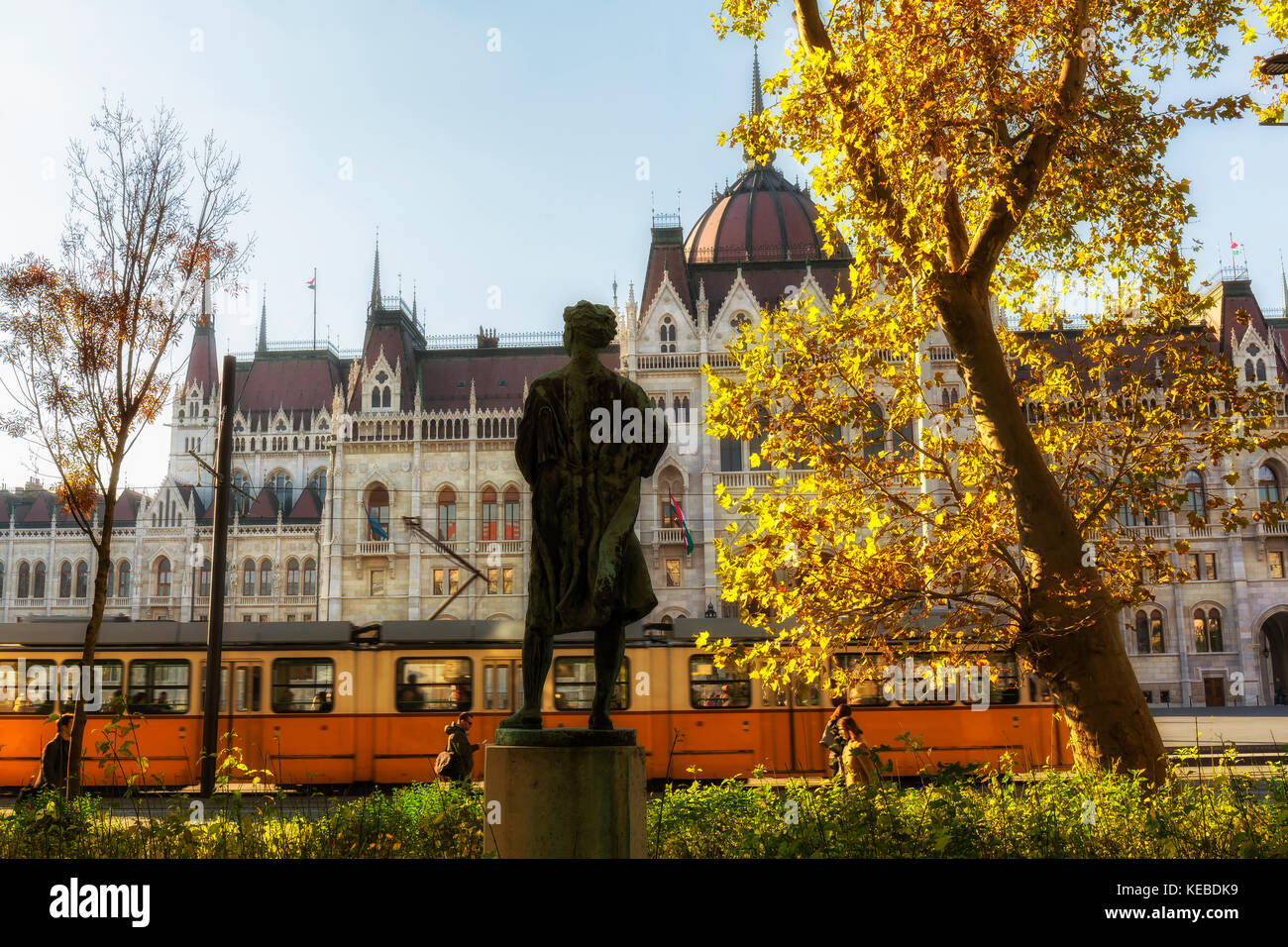 Bauernmädchen Statue mit Blick auf Kossuth tér in Budapest, Ungarn ...