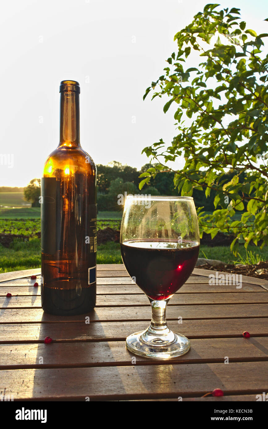 Rotwein am herbstabend -Fotos und -Bildmaterial in hoher Auflösung – Alamy