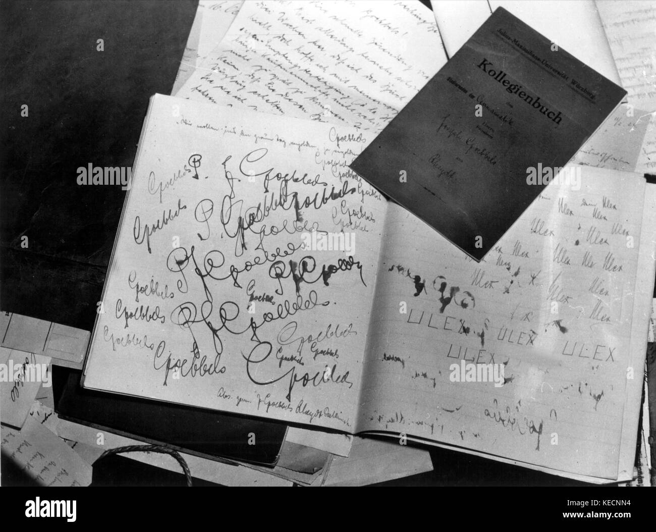 Joseph goebbels schreibend -Fotos und -Bildmaterial in hoher Auflösung ...