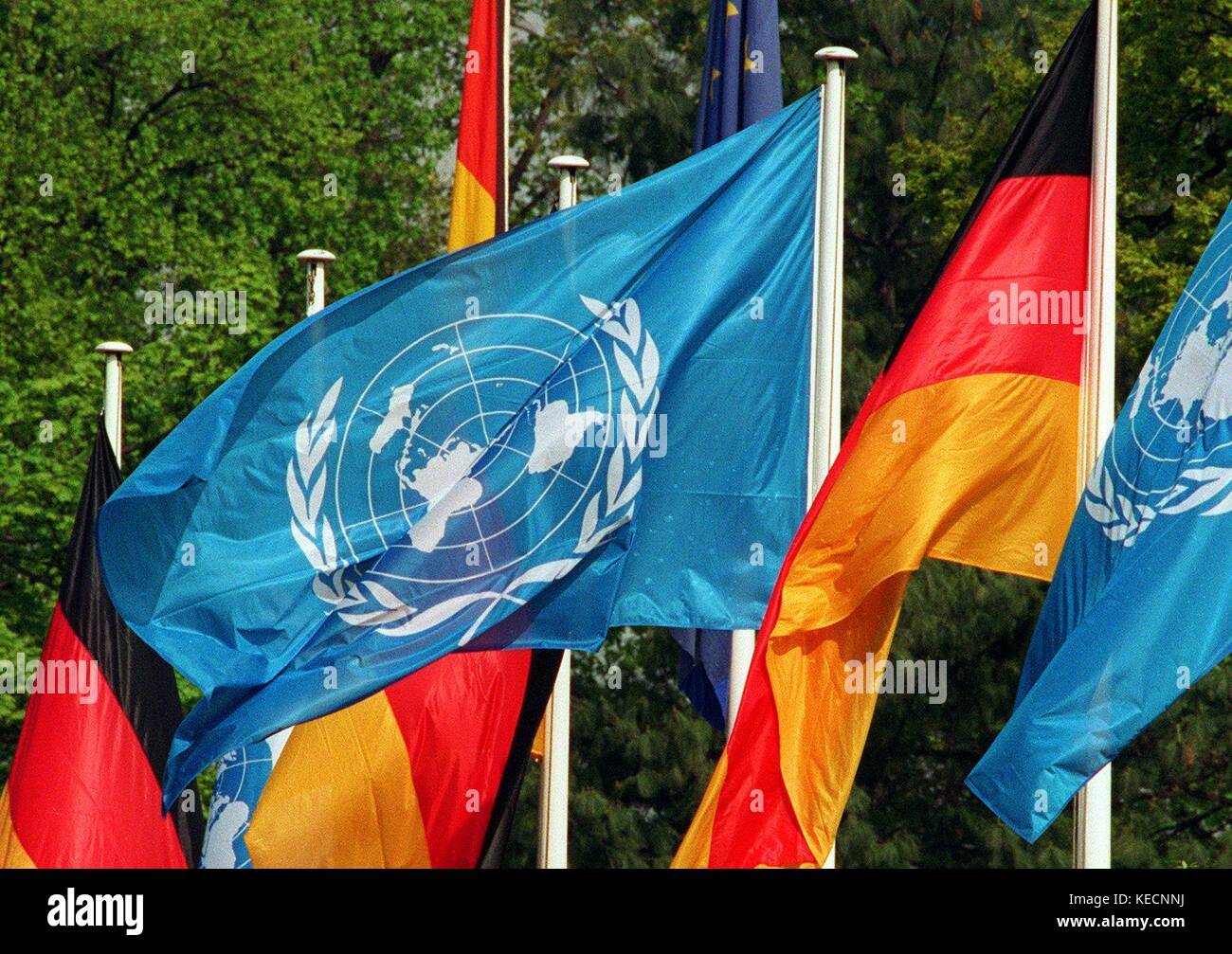 Einzelne un-Flagge streaming unter den deutschen Flaggen vor dem ...