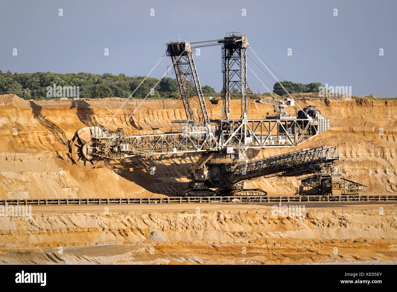 Riesige Schaufelradbagger Bergbau Braunkohle (Braunkohle) in einem ...