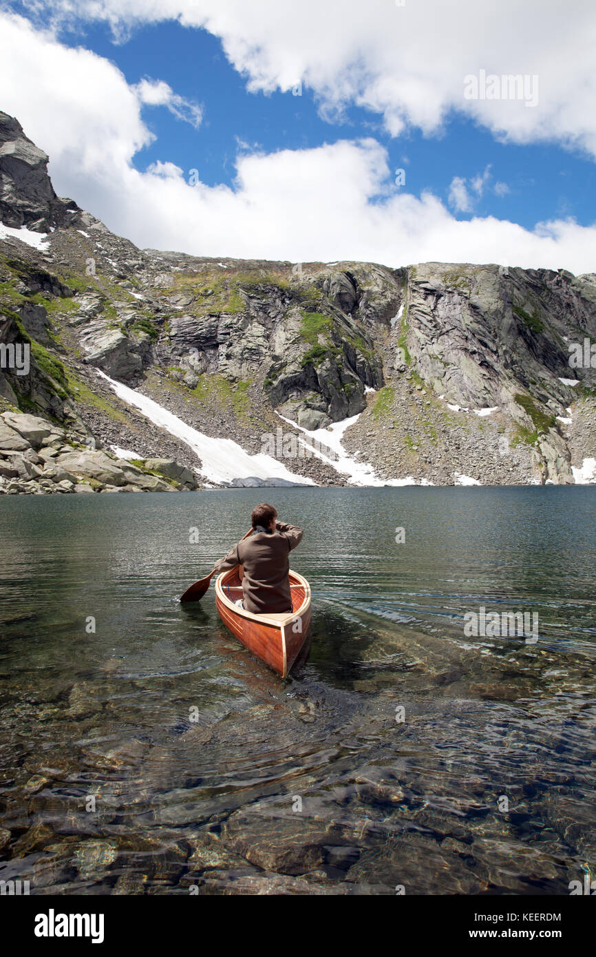 Holz- Kanu beim Segeln in der Schweizer See Stockfotografie - Alamy