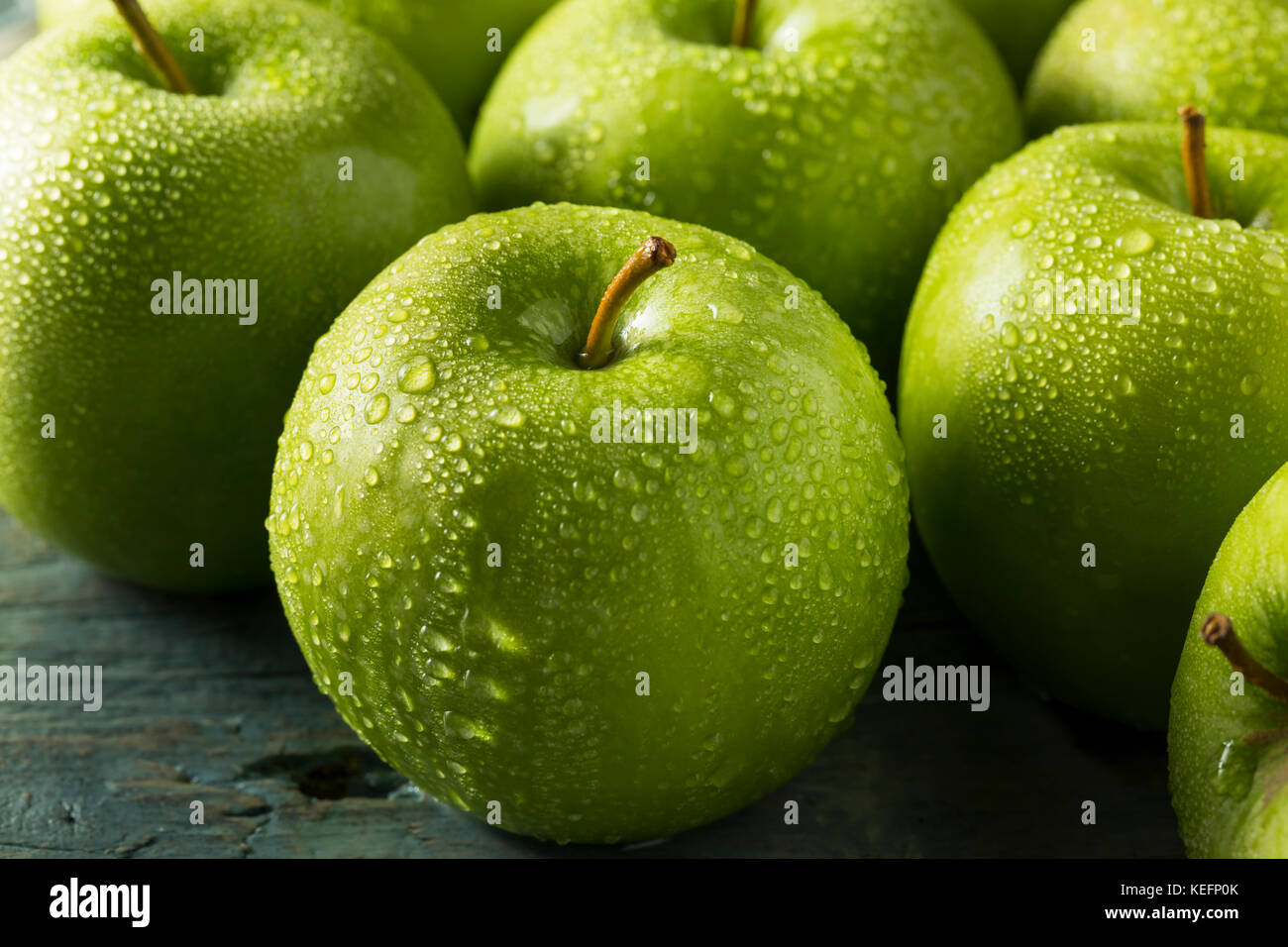 Grüner apfel -Fotos und -Bildmaterial in hoher Auflösung – Alamy