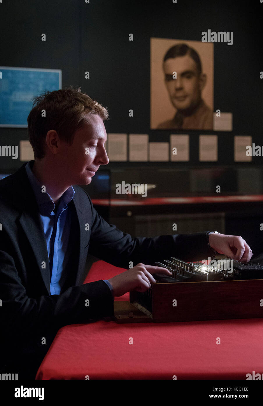 Enigma-Experte James Grime untersucht eine funktionierende Enigma ...