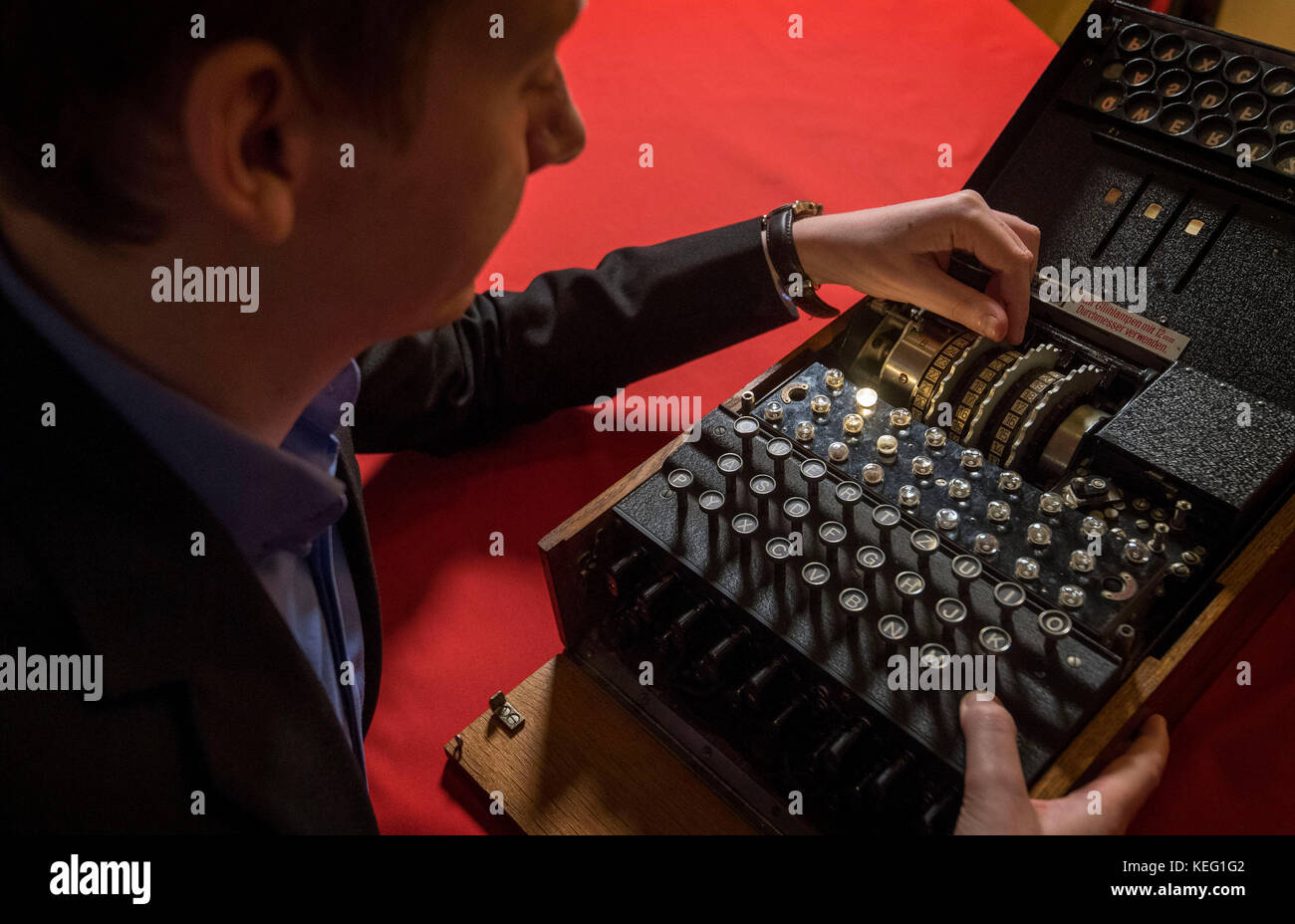 Enigma-Experte James Grime untersucht eine funktionierende Enigma ...