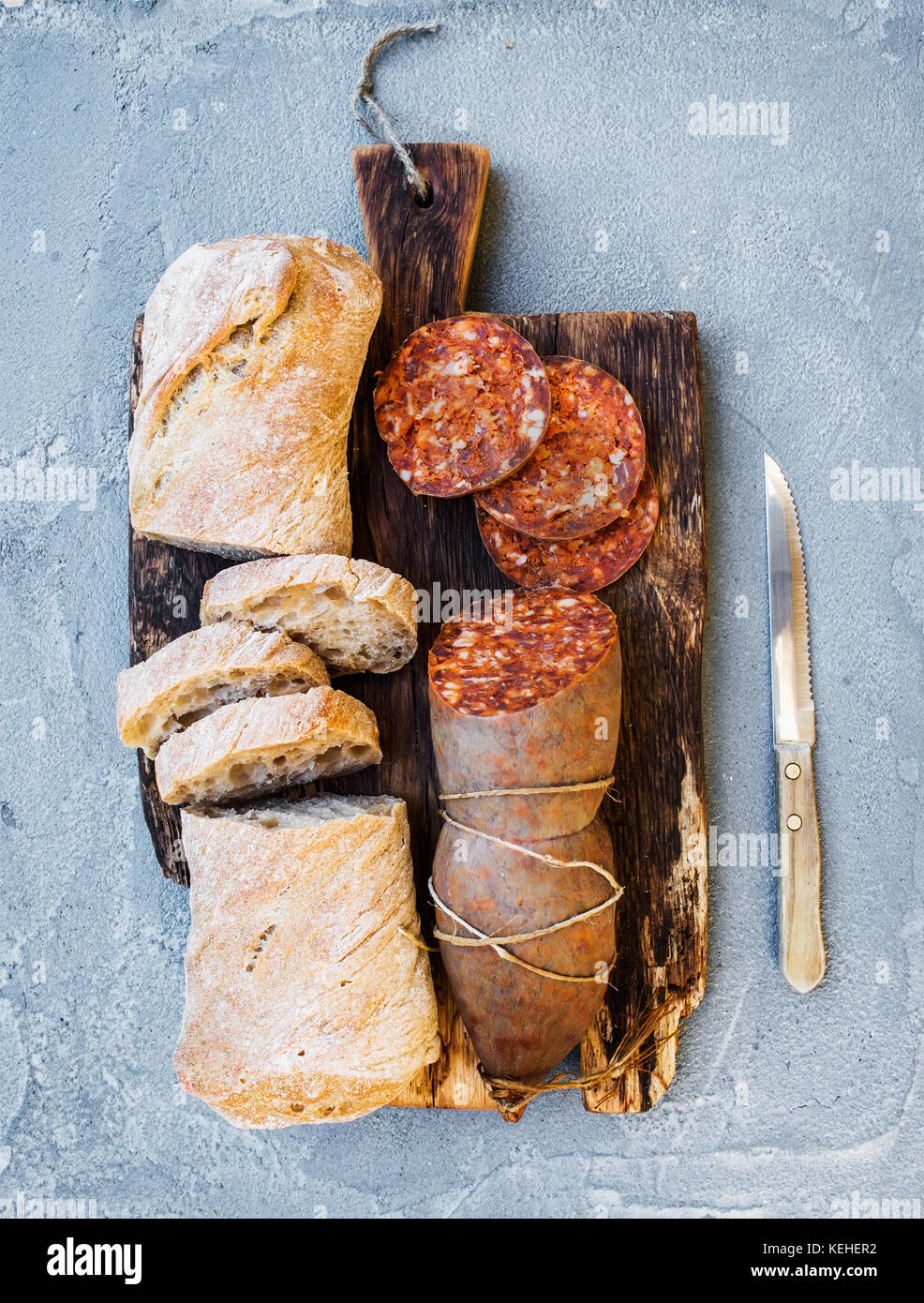 Wein snack eingestellt. Die ungarischen Mangalica Schwein salami Wurst ...