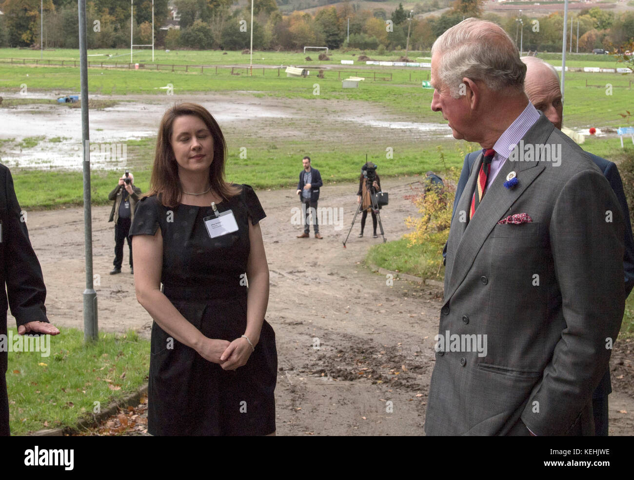 Der Prinz von Wales spricht mit dem Flutopfer Gillian Simpson, als er ...