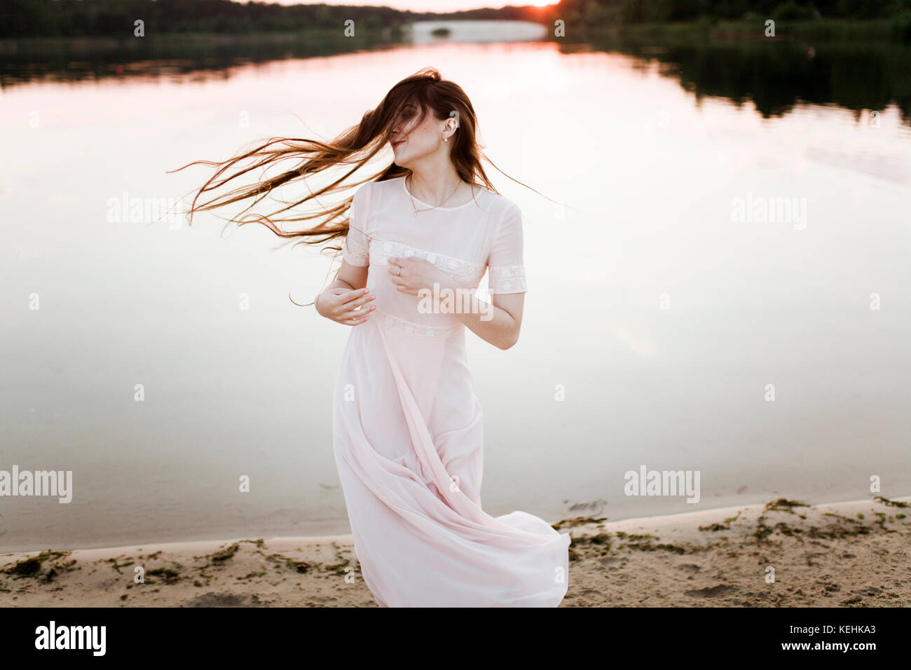 Lange haare am strand -Fotos und -Bildmaterial in hoher Auflösung – Alamy
