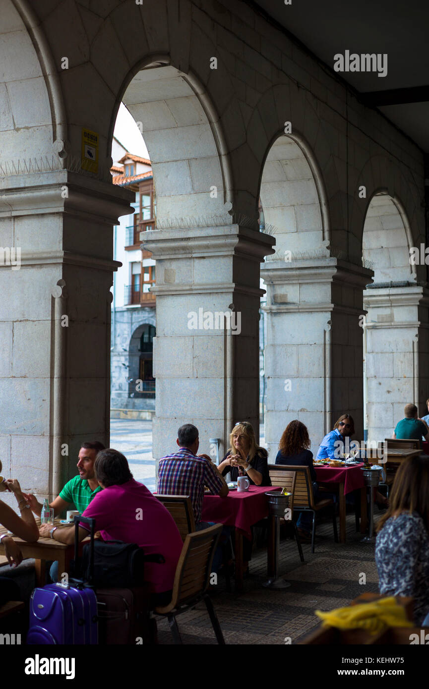 Traditional spanish cafe interior -Fotos und -Bildmaterial in hoher ...