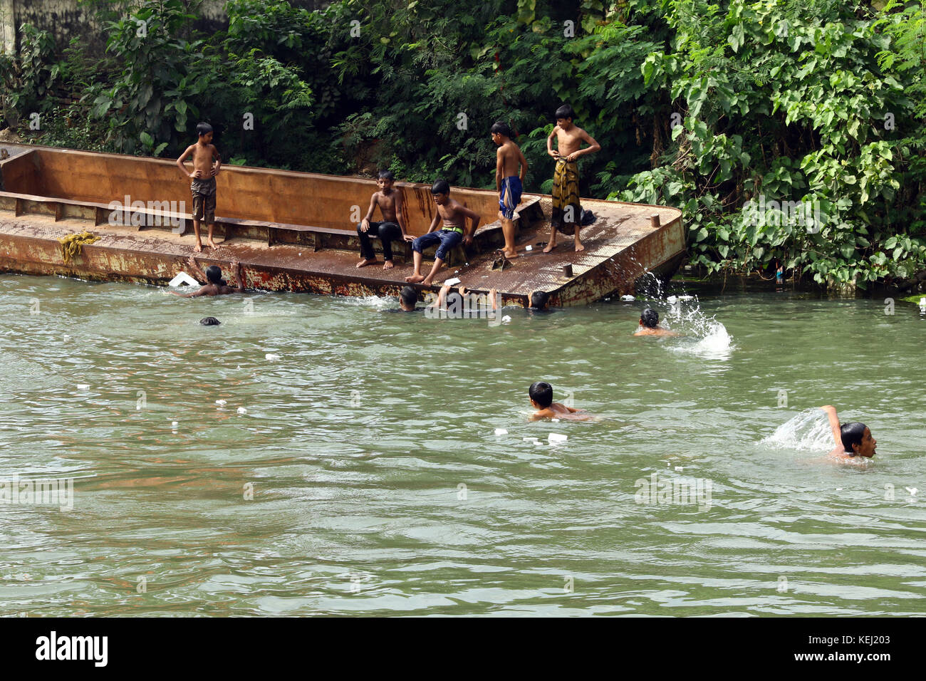 Kinder aus Bangladesh baden in DND Kanal in der Stadt Dhaka ...