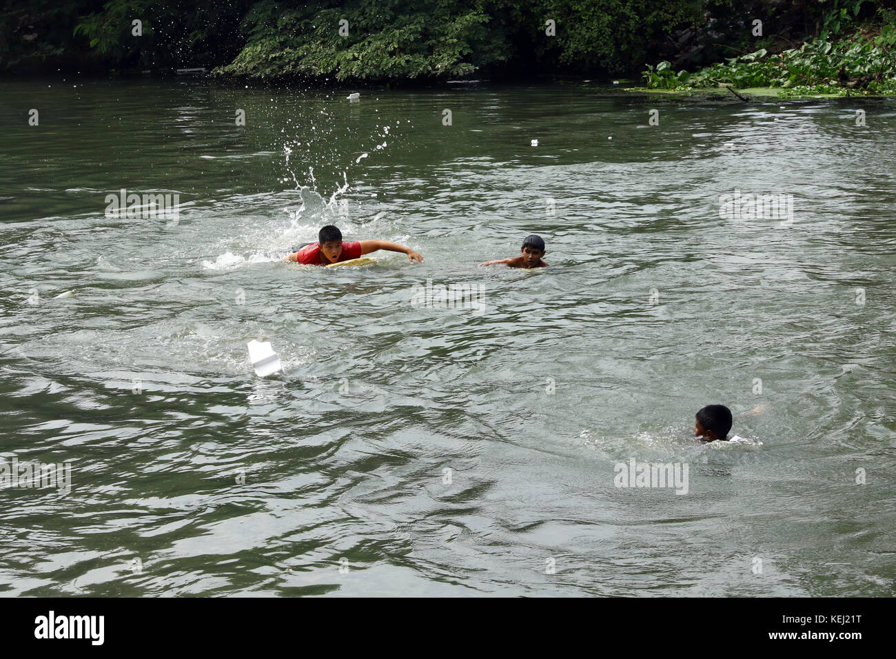 Kinder aus Bangladesh baden in DND Kanal in der Stadt Dhaka ...
