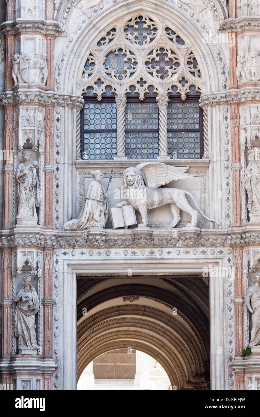 Marmor staute von St. Markus mit dem Löwen, Symbol der Stadt, über das ...
