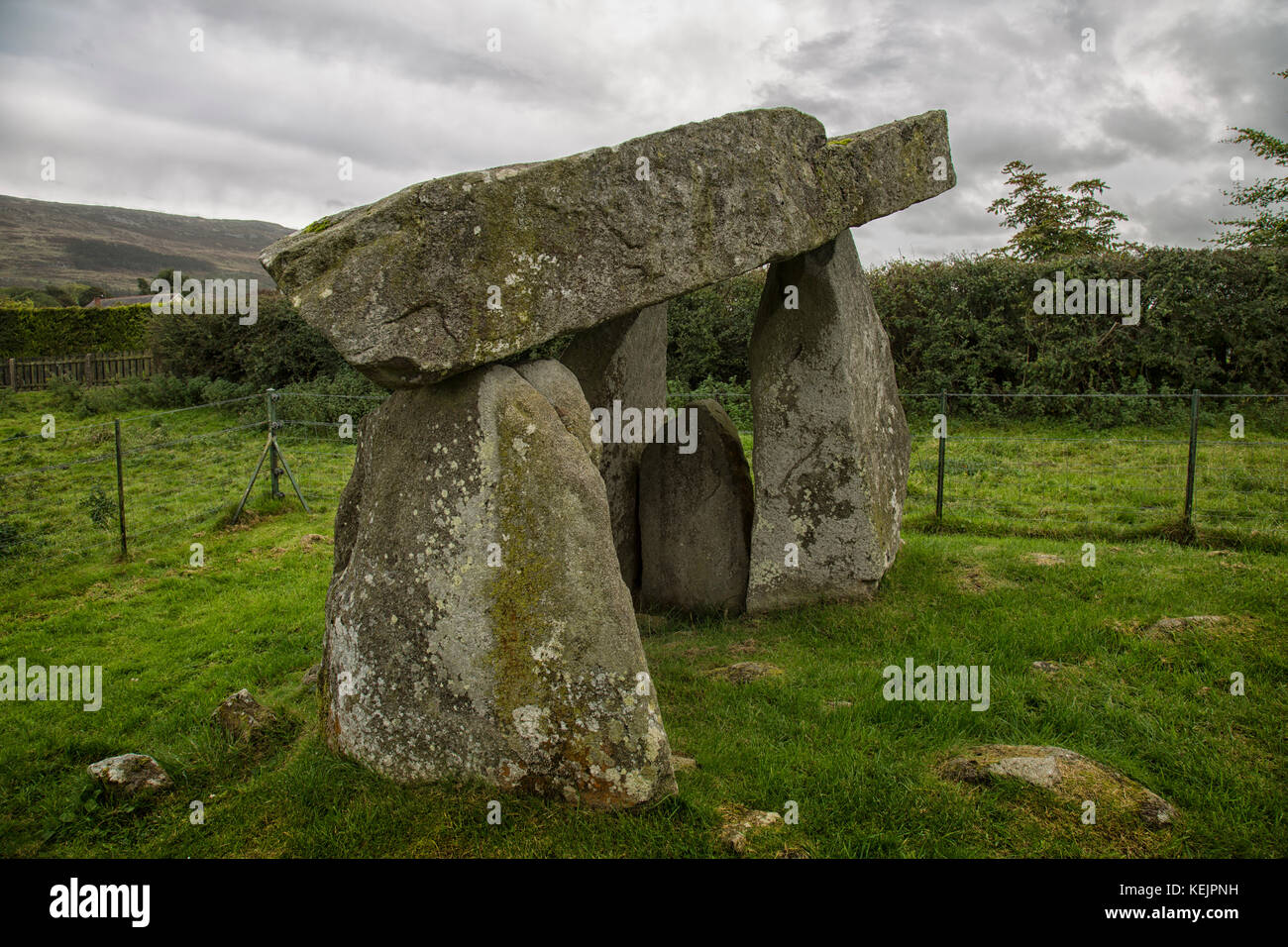 Irland megalithische ruine -Fotos und -Bildmaterial in hoher Auflösung ...