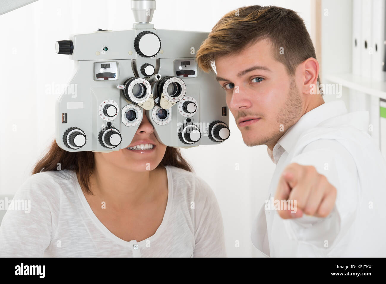 Beratender optiker -Fotos und -Bildmaterial in hoher Auflösung – Alamy