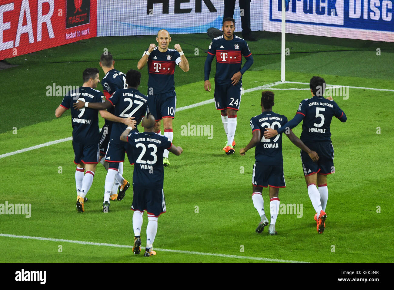 Hamburg, Deutschland. Oktober 2017. Die Münchner feiern nach dem Tor ...