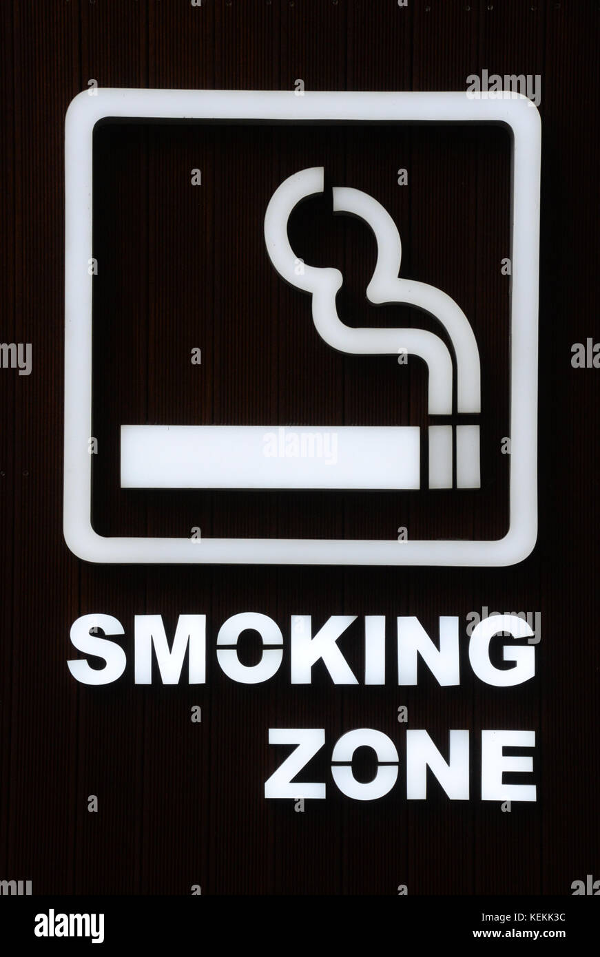 Smoking zone -Fotos und -Bildmaterial in hoher Auflösung – Alamy