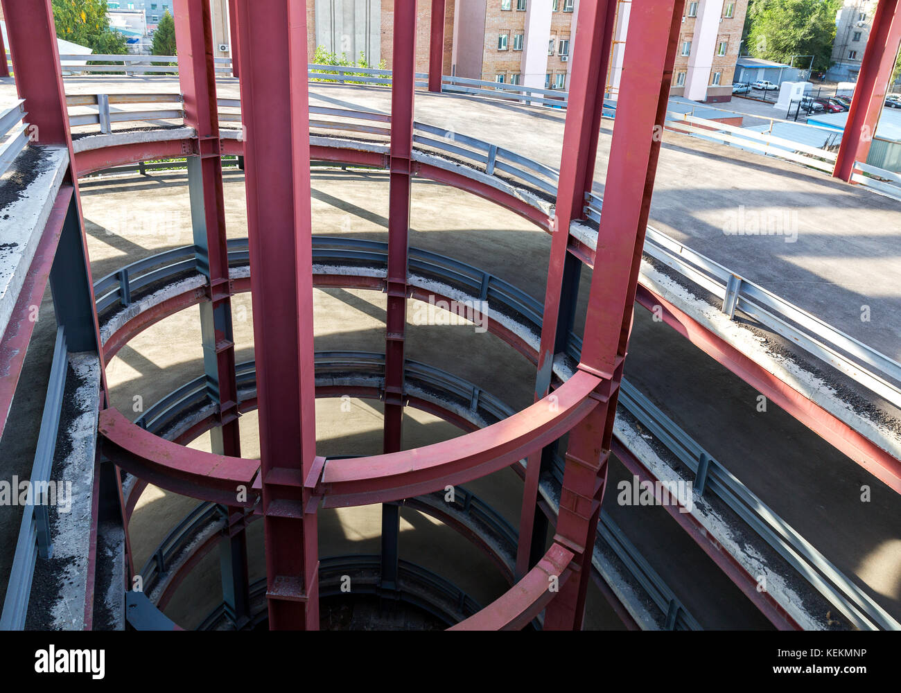 Runde Rampe im modernen multi-Parkhaus Stockfotografie - Alamy