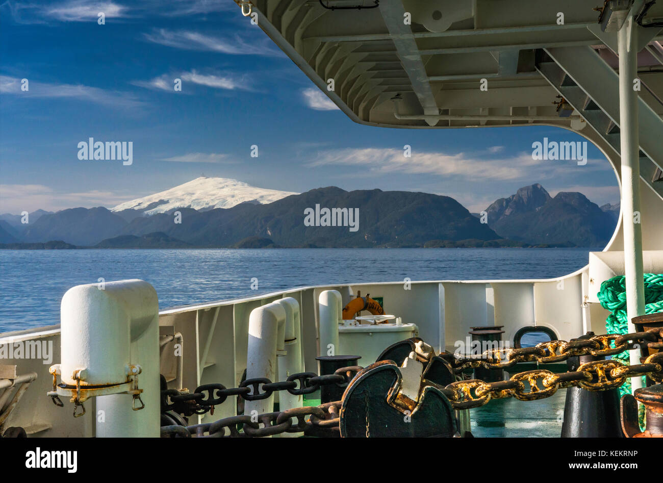 Volcan Melimoyu über Canal Moraleda, von Deck der Naviera Austral Quelat Fähre in der Nähe von ...