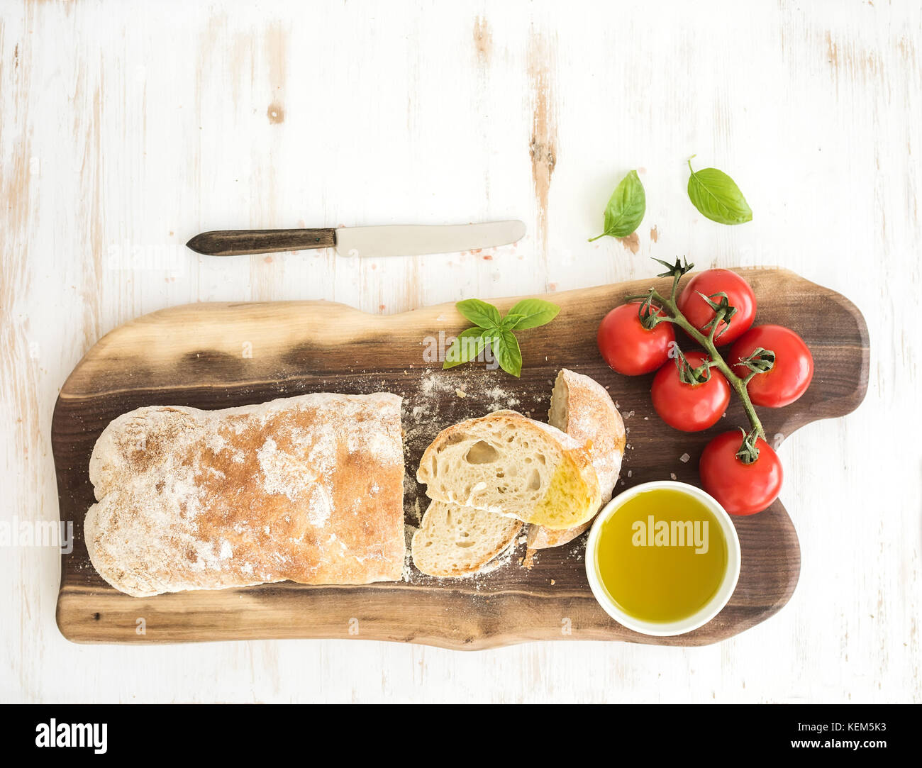 Frisch gebackenes ciabatta Brot mit cherry-Tomaten, Olivenöl, Basilikum ...