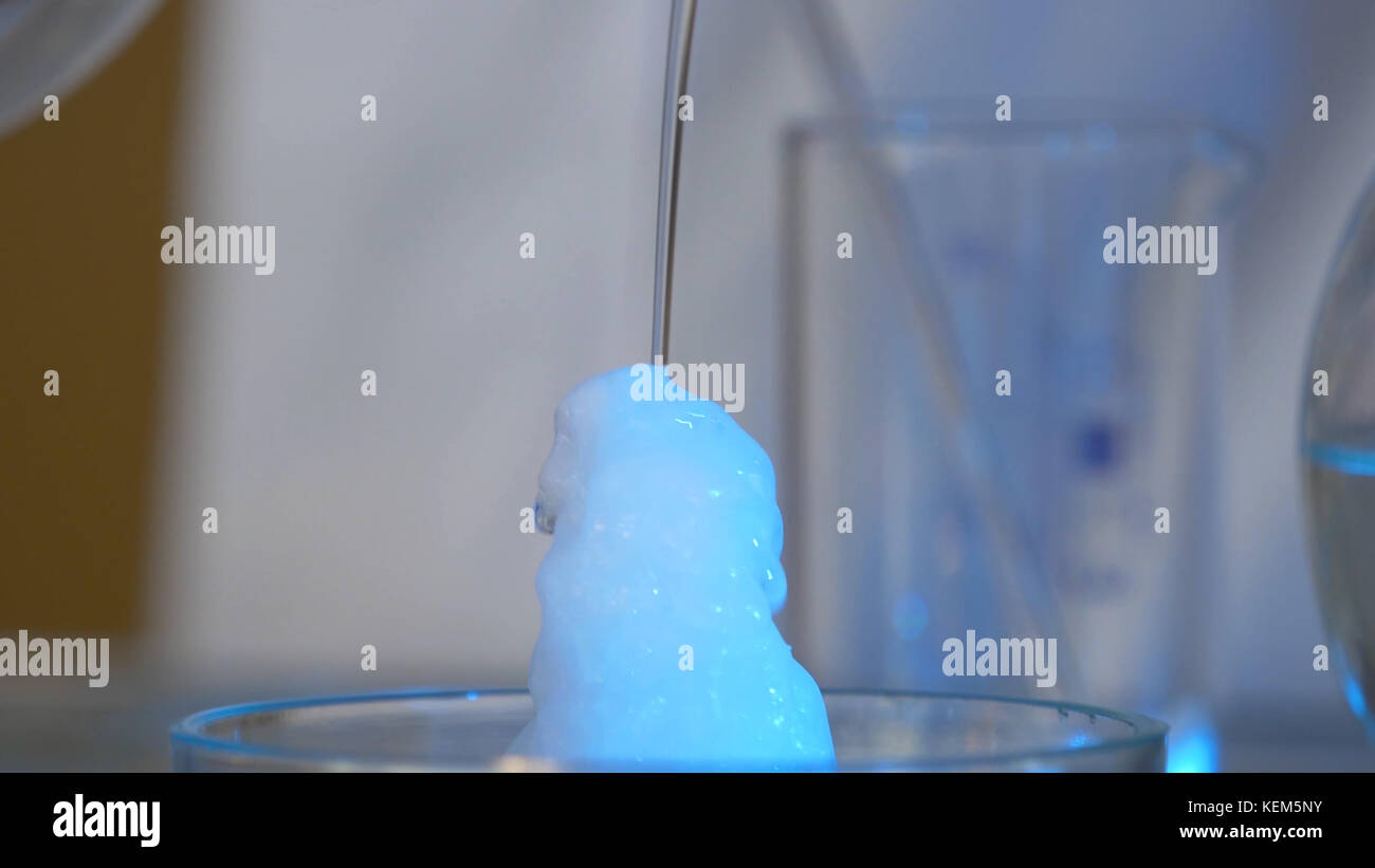 Chemische Experimente. Die Flüssigkeit strömt aus dem Glas auf den ...