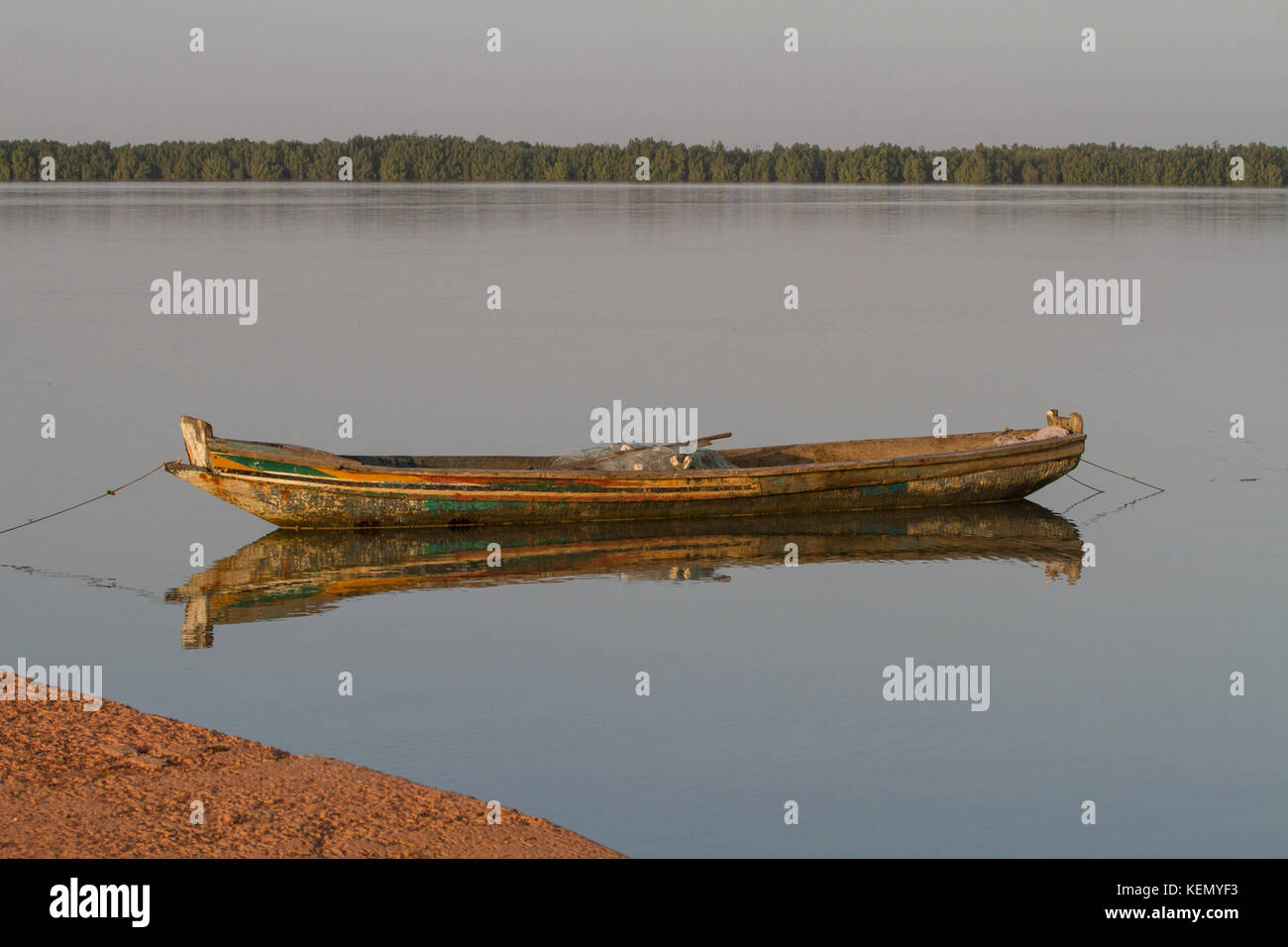 Flussboot, das das gambia fischt -Fotos und -Bildmaterial in hoher ...